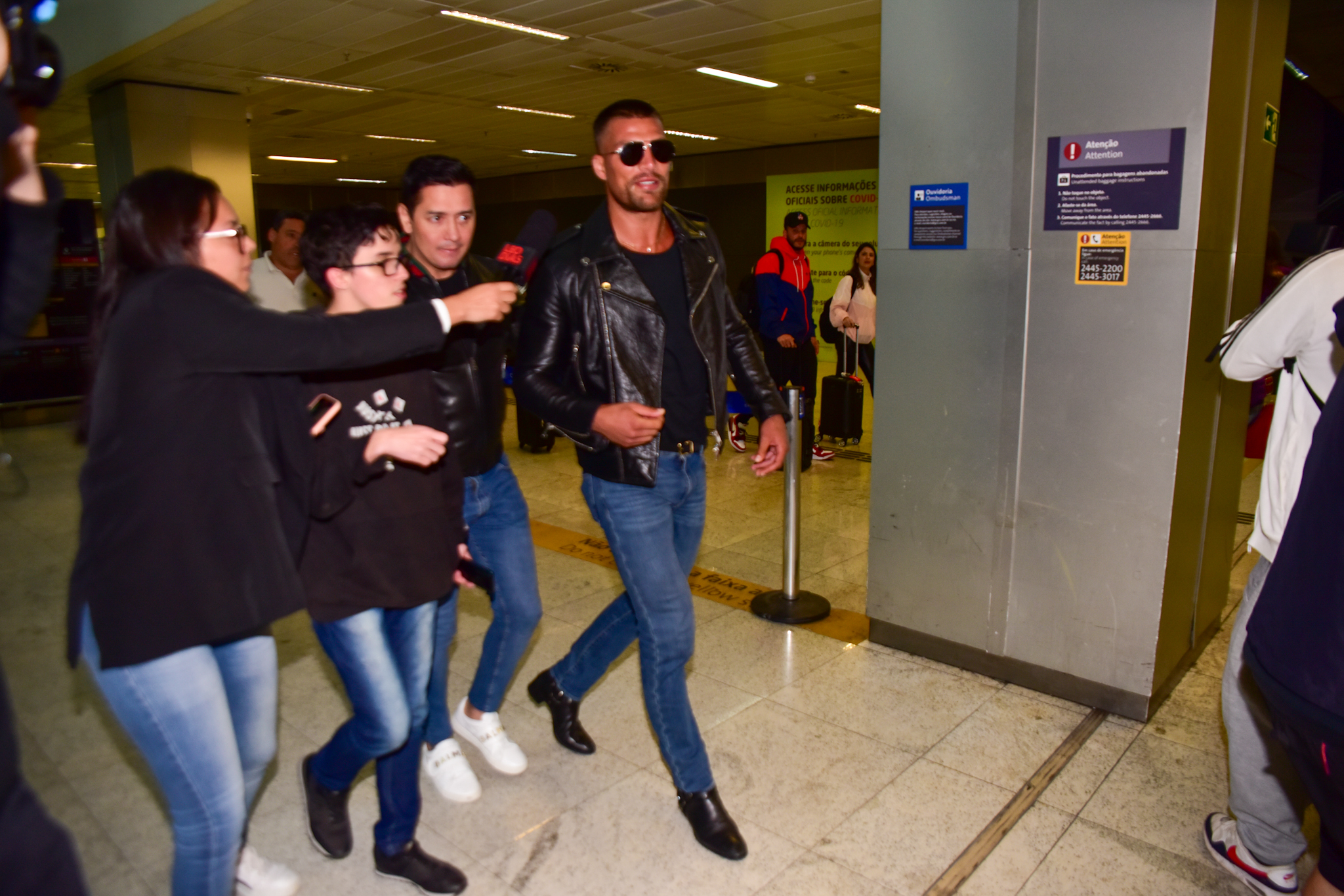 Ator italiano Simone Susinna, ex-affair de Anitta, chega em SP ...