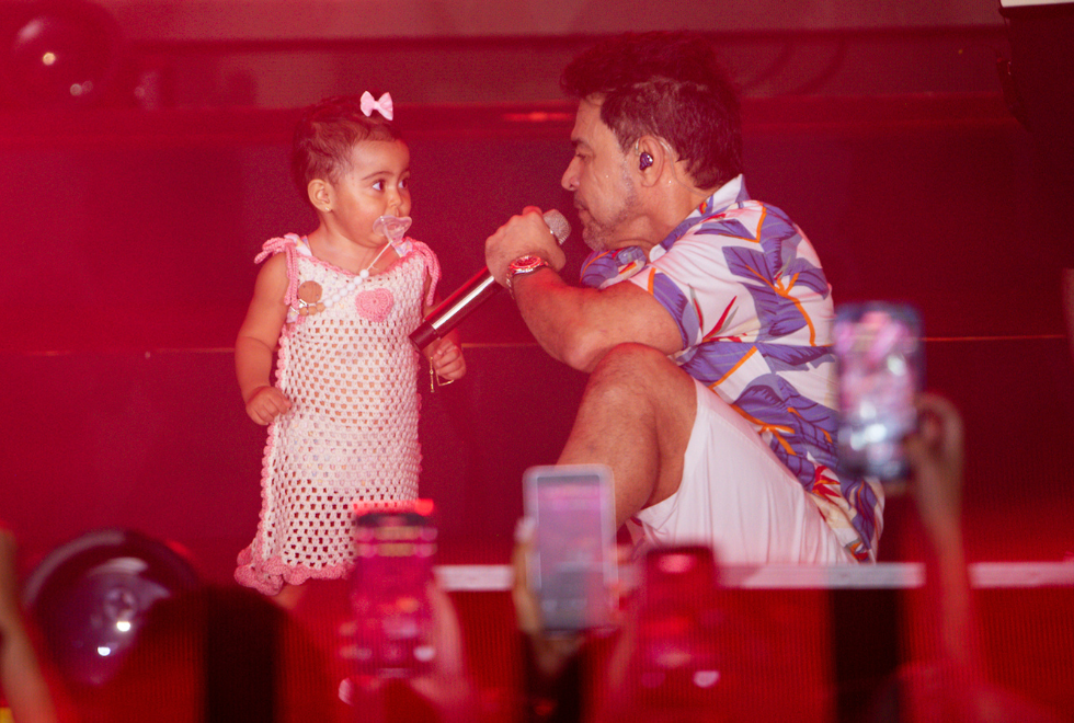 Clara Di Camargo “invade” palco em show de Zezé e encanta fãs no Navio ...